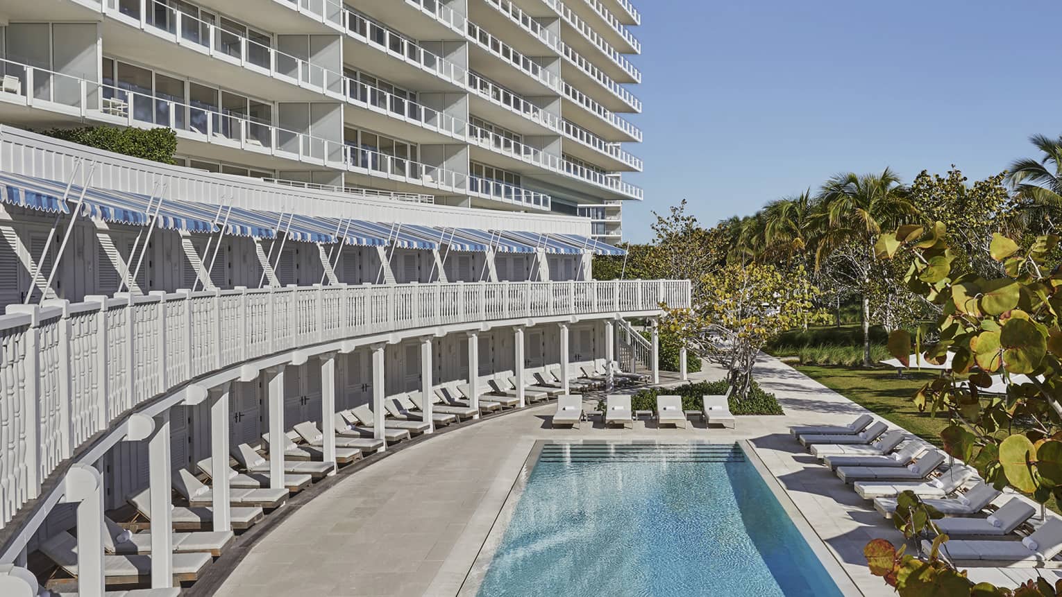 Miami Beach Area Hotel Oceanfront Pool & Spa | Four Seasons