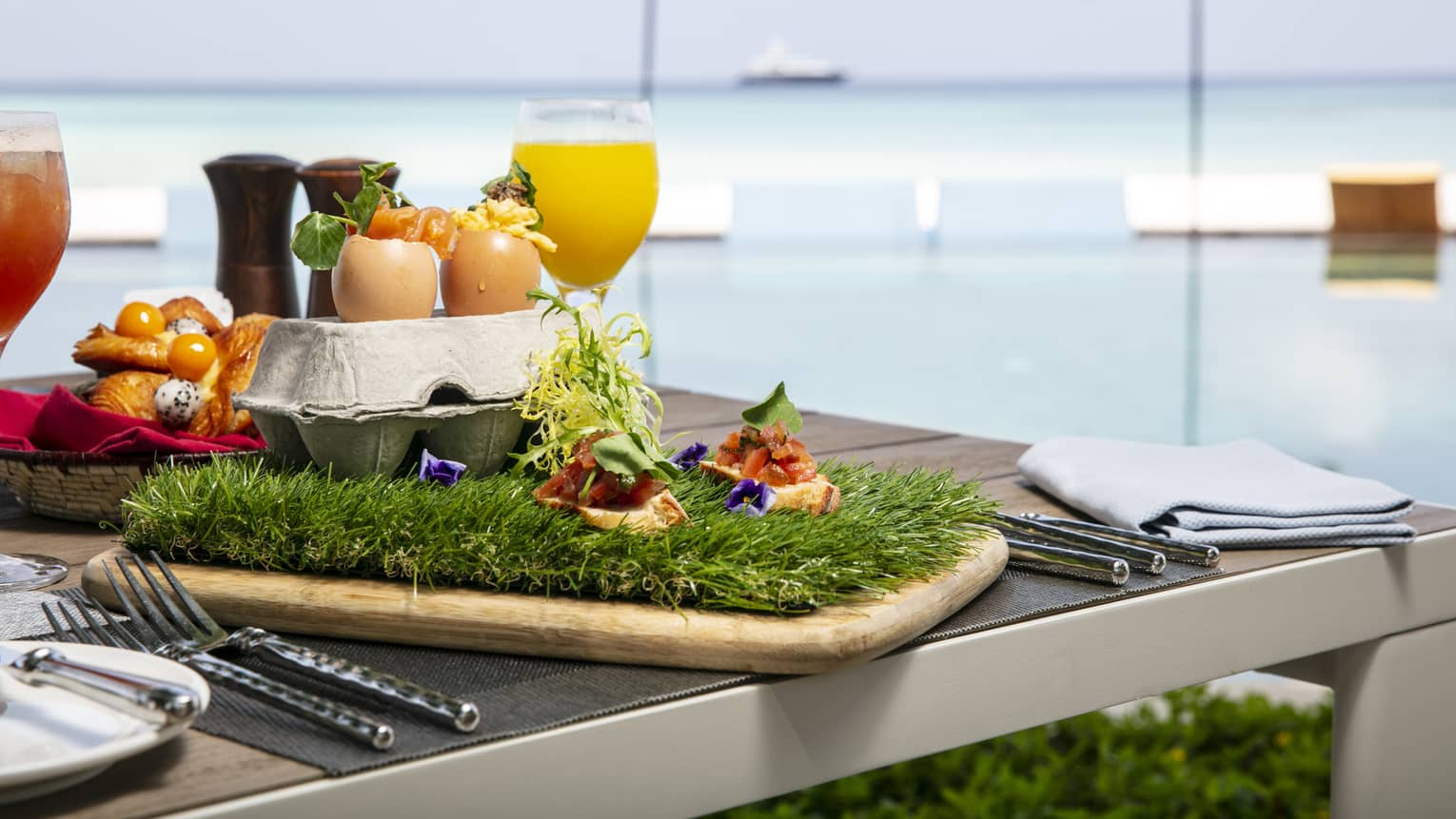 Maldives Restaurant on the Water | Reef Club at Four Seasons Resort
